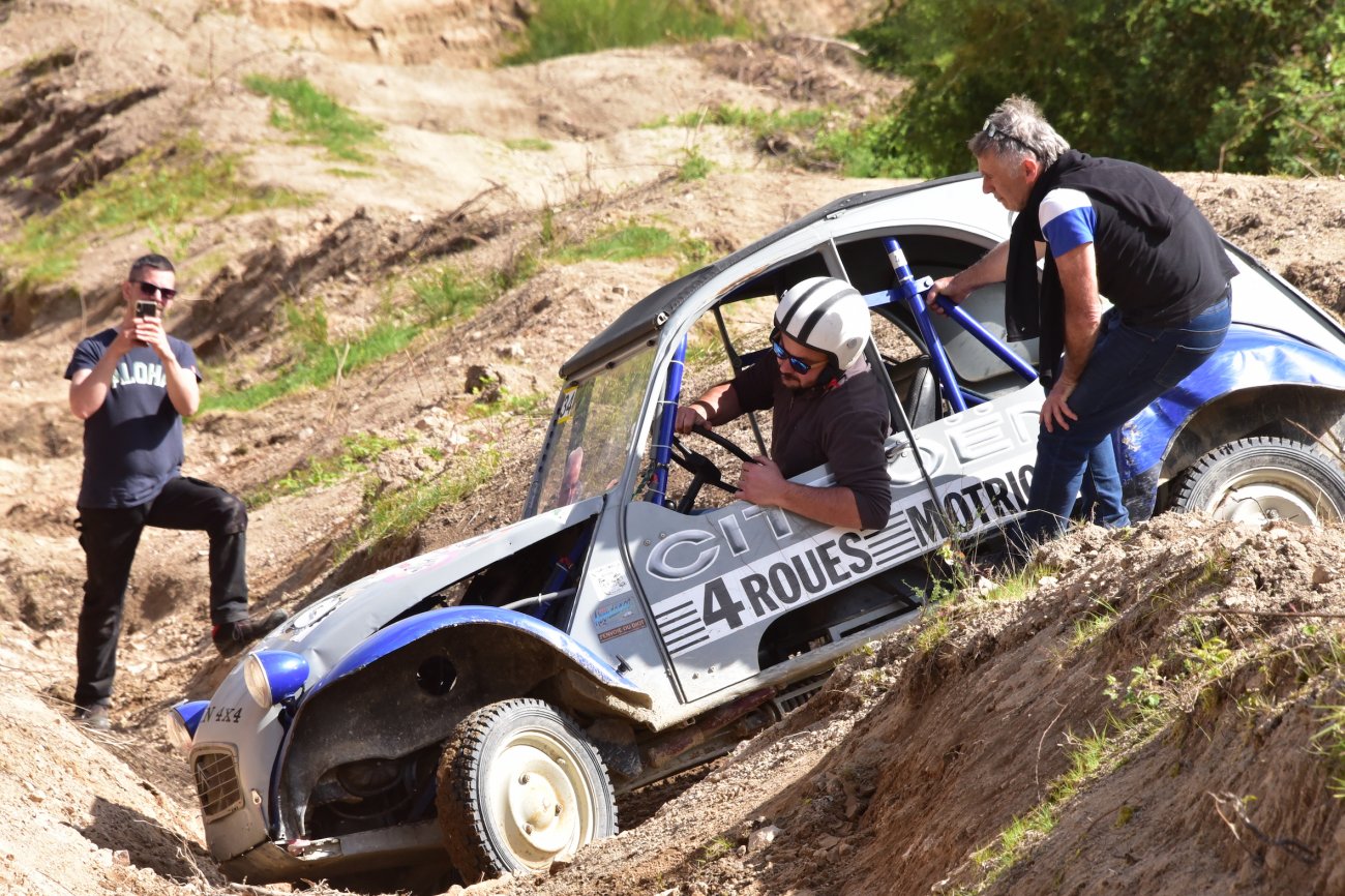 SAONE ET LOIRE : Les 2CV font le spectacle aux Combes Grondées ...
