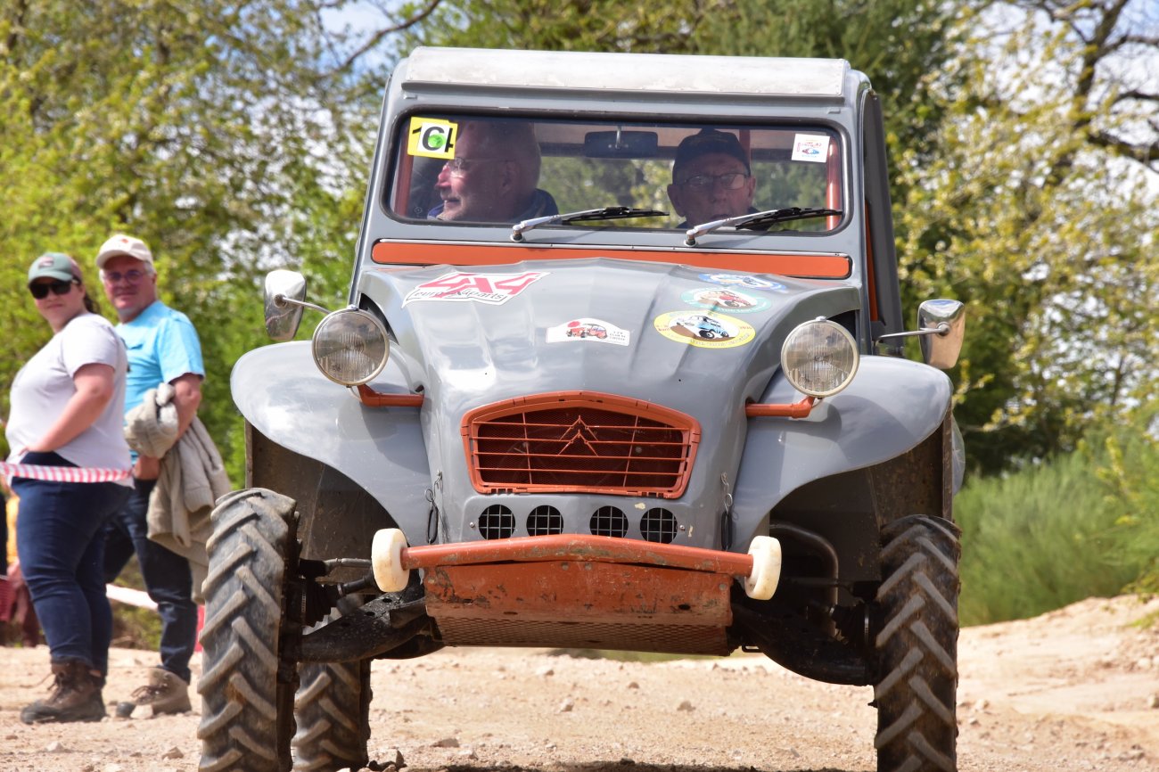 SAONE ET LOIRE : Les 2CV font le spectacle aux Combes Grondées ...