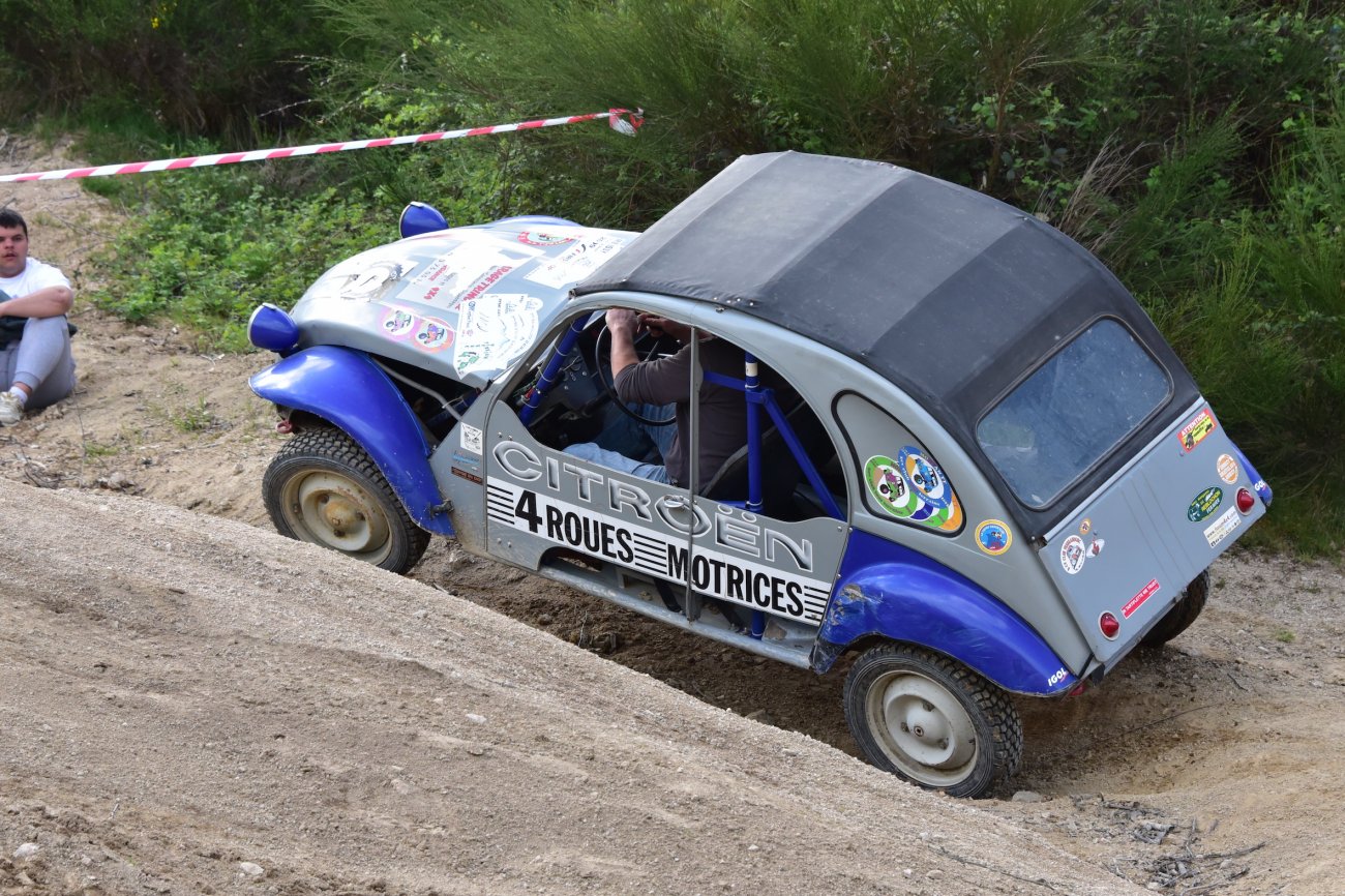 SAONE ET LOIRE : Les 2CV font le spectacle aux Combes Grondées ...