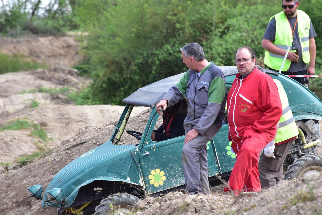 SAONE ET LOIRE : Les 2CV font le spectacle aux Combes Grondées ...
