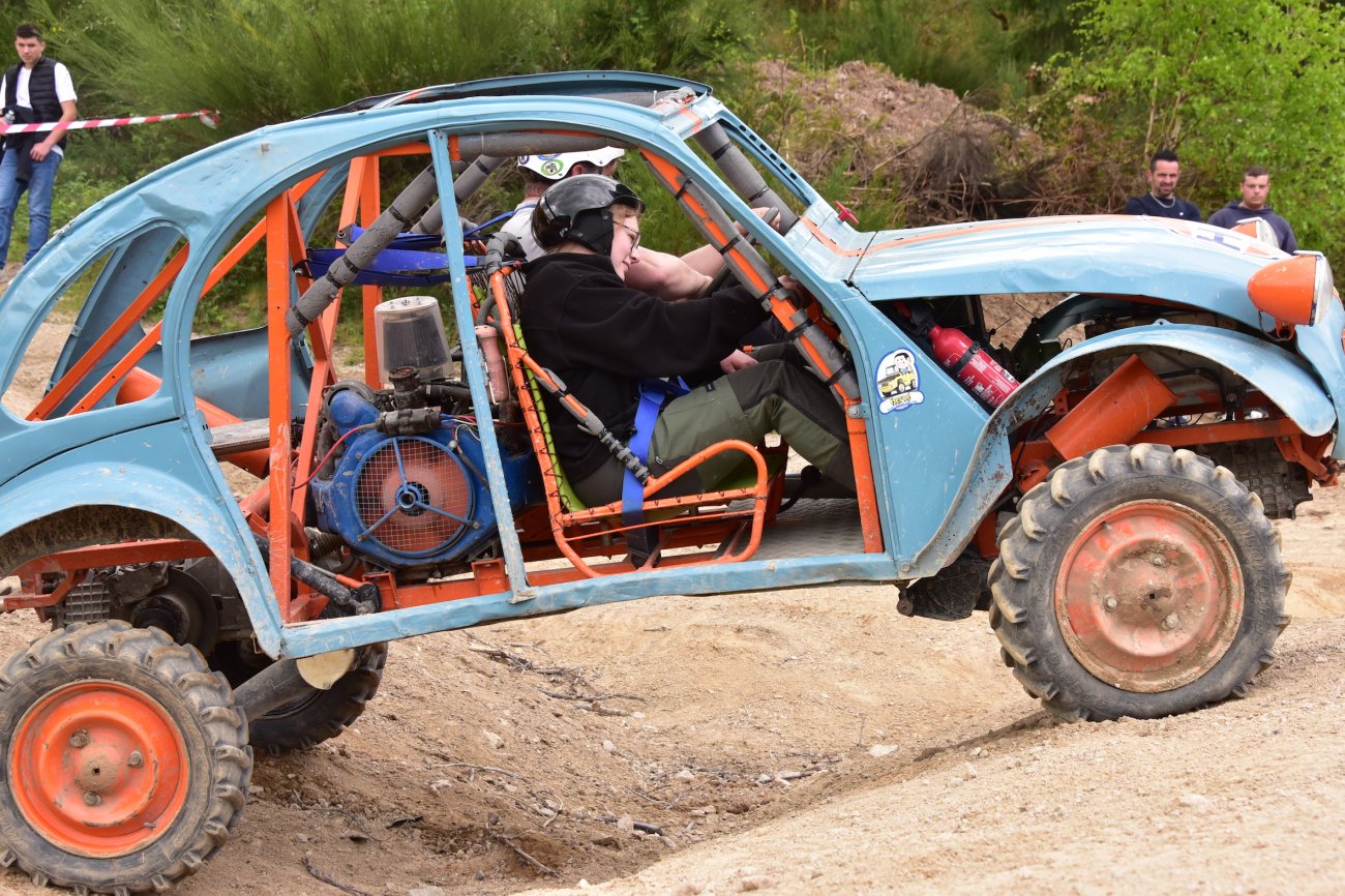SAONE ET LOIRE : Les 2CV font le spectacle aux Combes Grondées ...