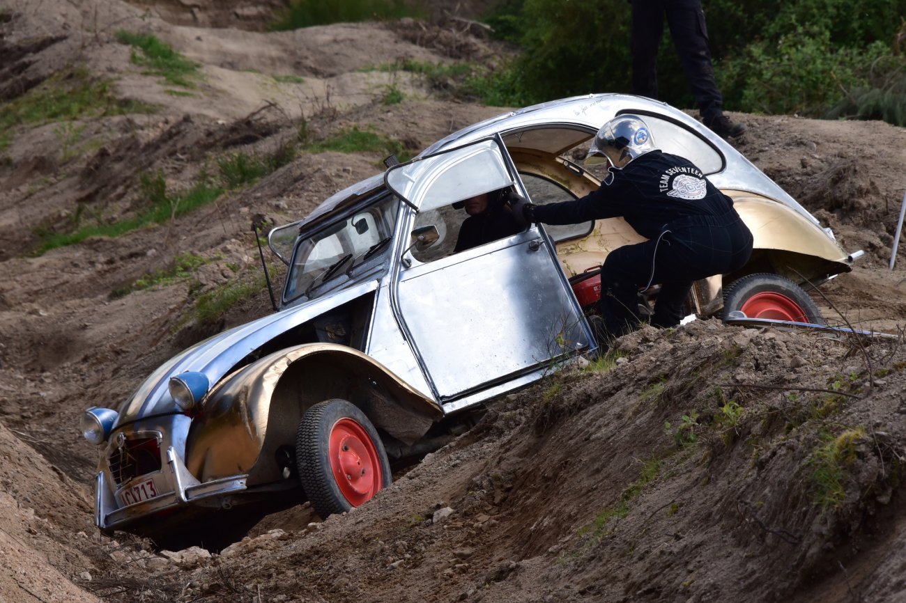 SAONE ET LOIRE : Les 2CV font le spectacle aux Combes Grondées ...