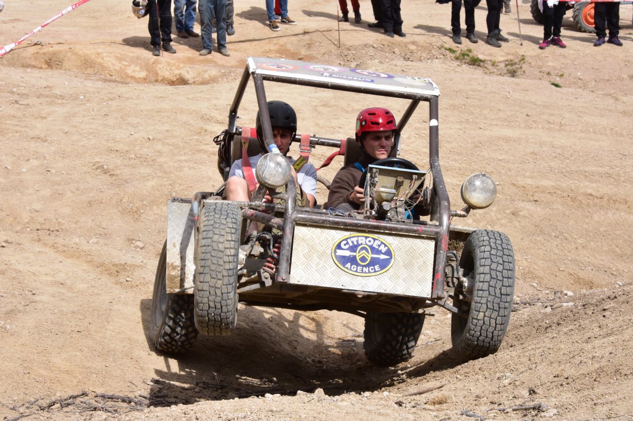 SAONE ET LOIRE : Les 2CV font le spectacle aux Combes Grondées ...