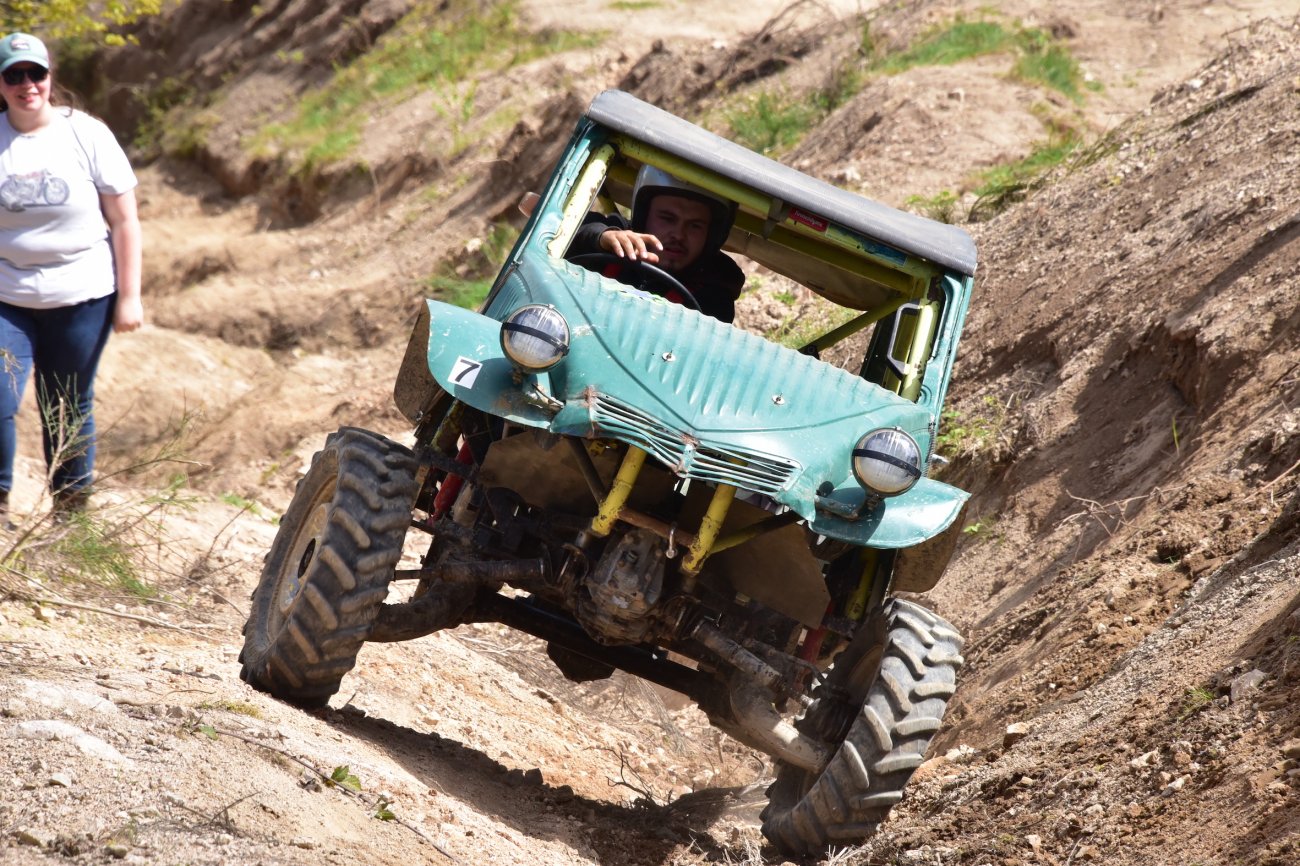 SAONE ET LOIRE : Les 2CV font le spectacle aux Combes Grondées ...
