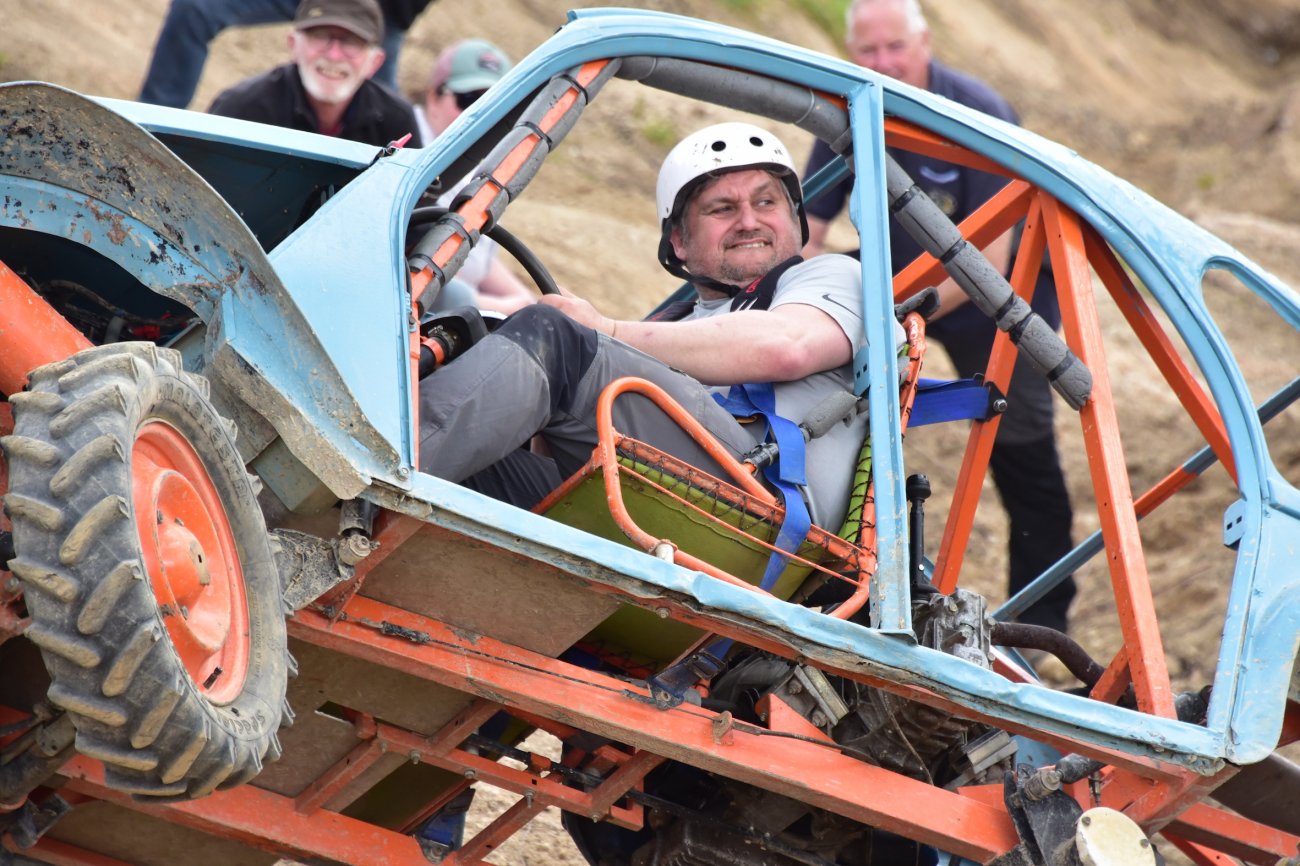 SAONE ET LOIRE : Les 2CV font le spectacle aux Combes Grondées ...