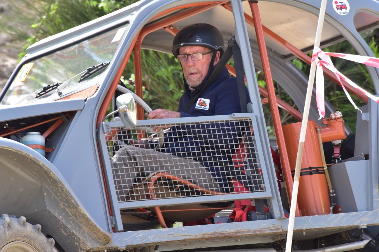 SAONE ET LOIRE : Les 2CV font le spectacle aux Combes Grondées ...