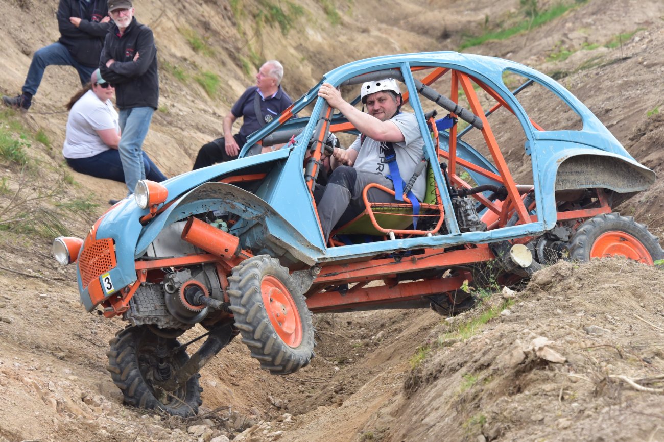SAONE ET LOIRE : Les 2CV font le spectacle aux Combes Grondées ...