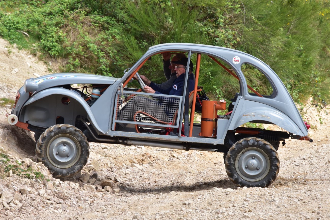 SAONE ET LOIRE : Les 2CV font le spectacle aux Combes Grondées ...