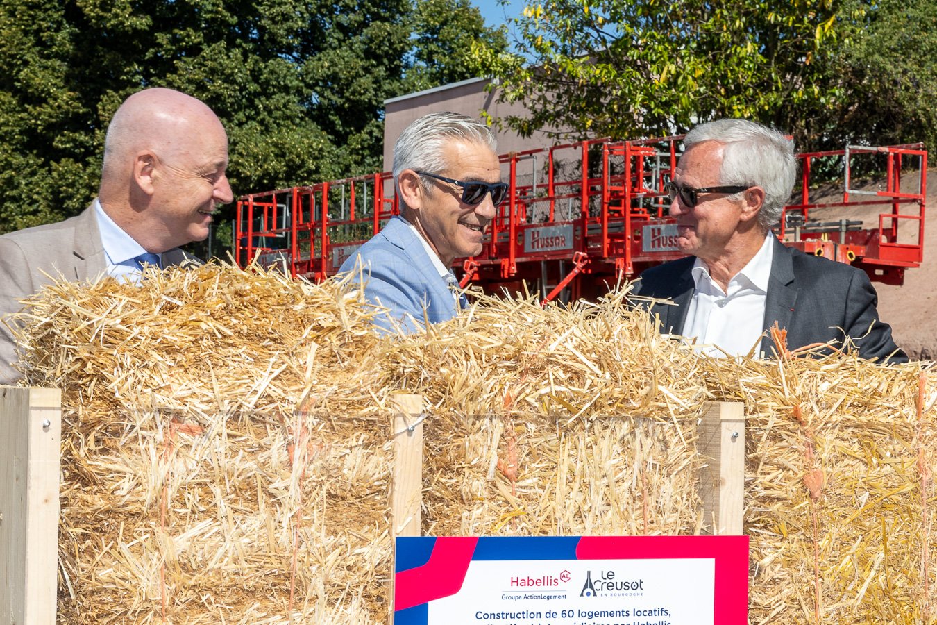 LE CREUSOT : Une première botte de paille symbolique pour une reconstruction durable et locale ...