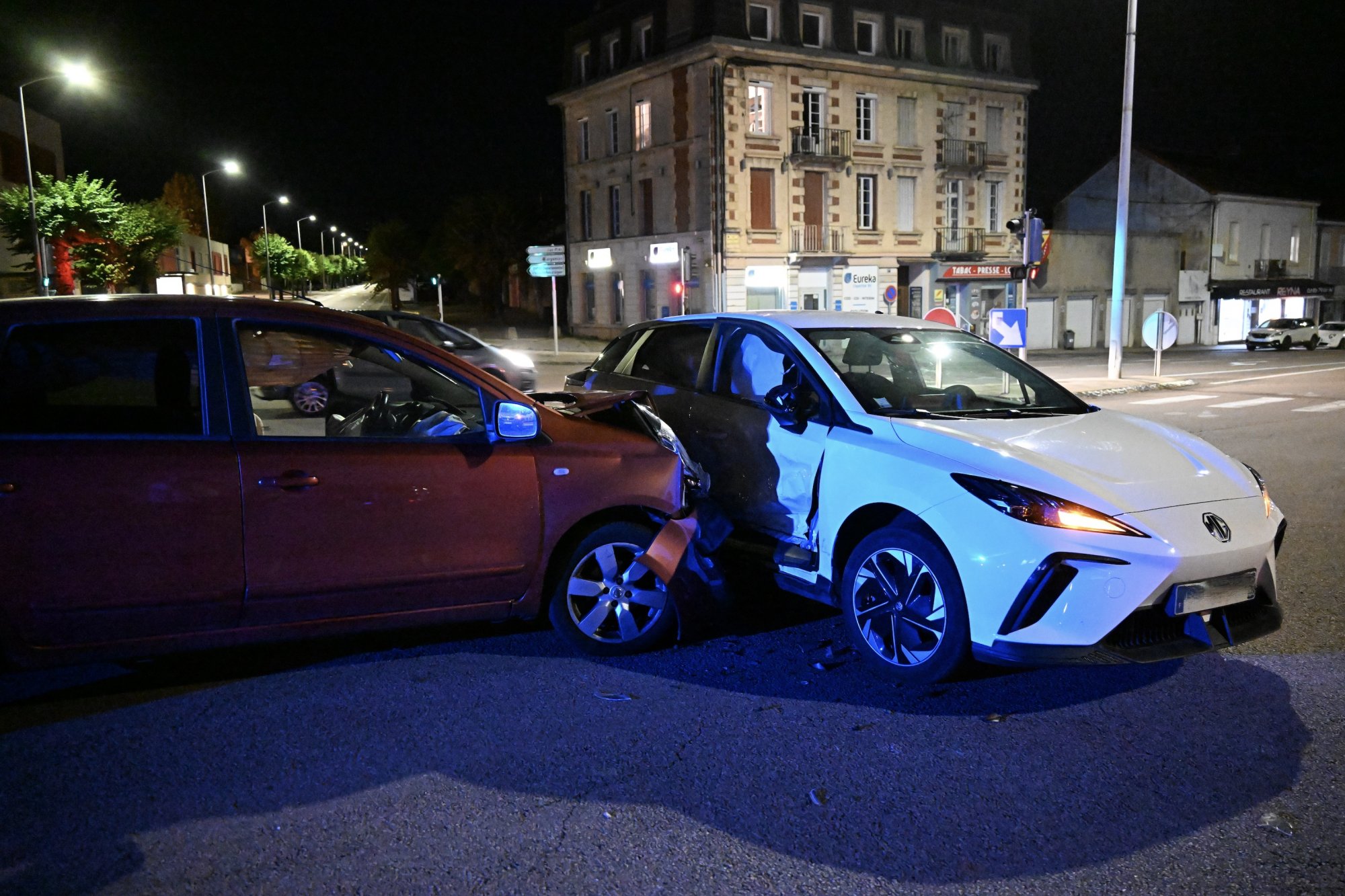 LE CREUSOT : Un blessé dans un choc au carrefour - Creusot Infos