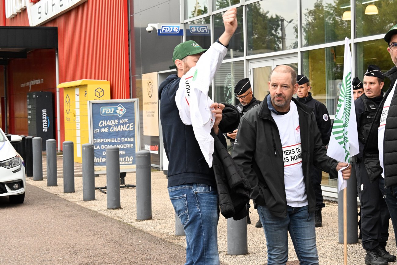 SAONE ET LOIRE : Les agriculteurs à Intermarché, au Creusot, pour ...