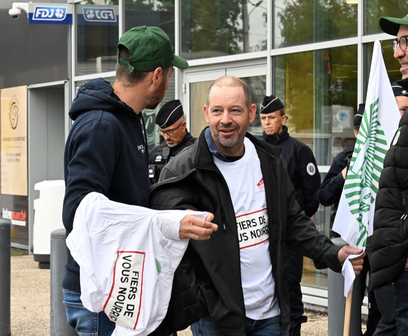 SAONE ET LOIRE : Les agriculteurs à Intermarché, au Creusot, pour ...