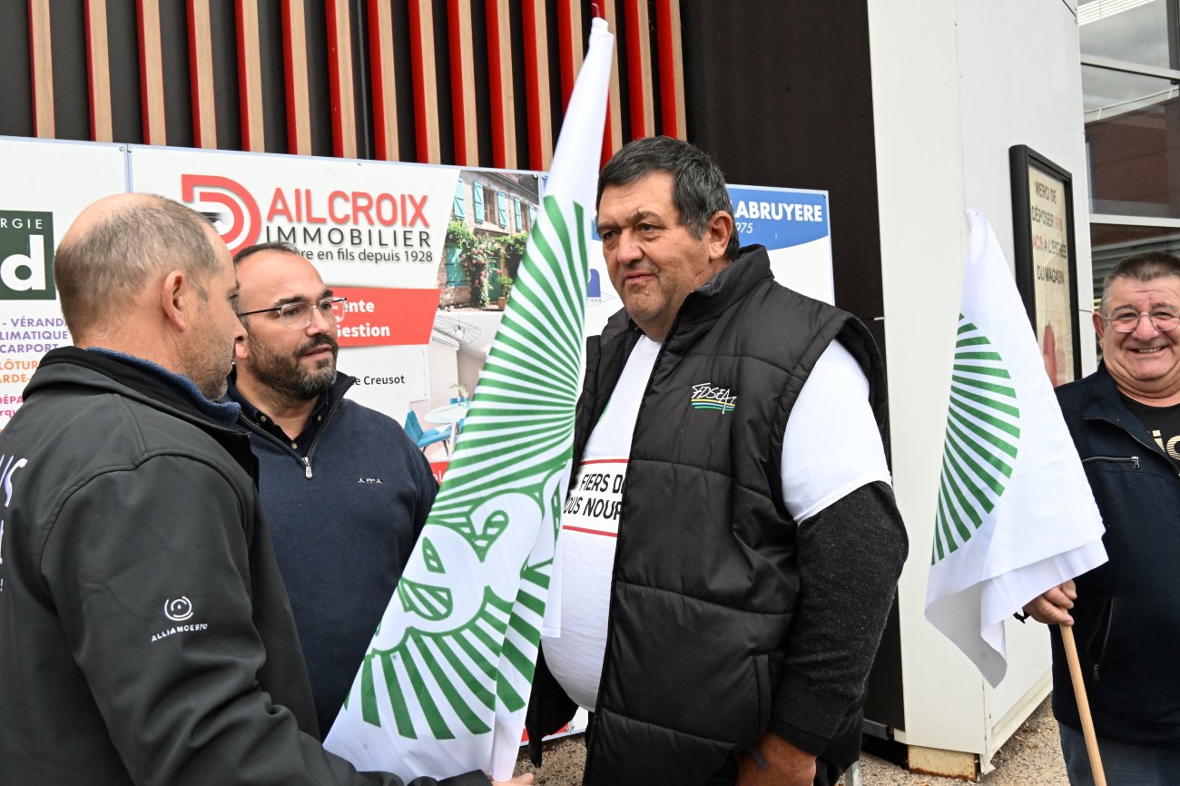 SAONE ET LOIRE : Les agriculteurs à Intermarché, au Creusot, pour ...