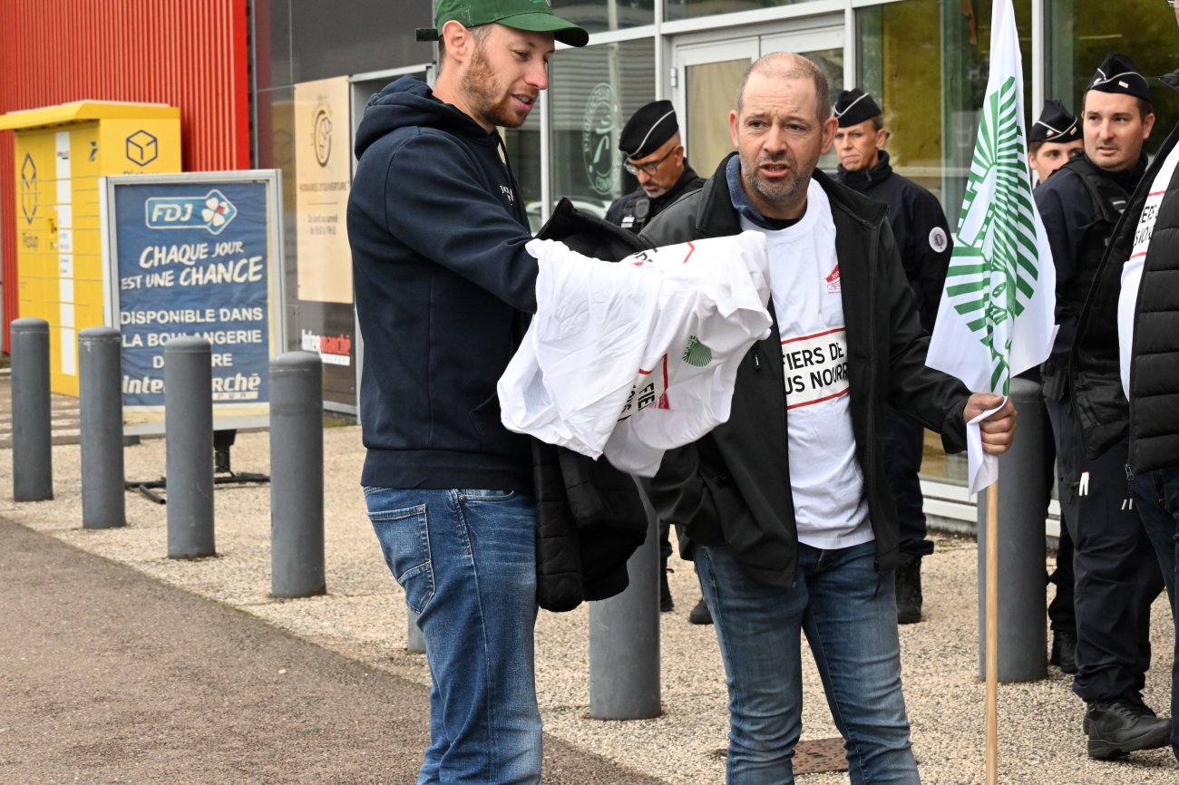 SAONE ET LOIRE : Les agriculteurs à Intermarché, au Creusot, pour ...