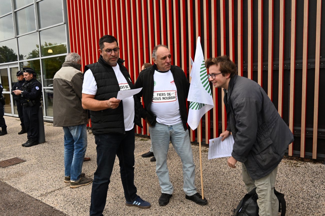 SAONE ET LOIRE : Les agriculteurs à Intermarché, au Creusot, pour ...