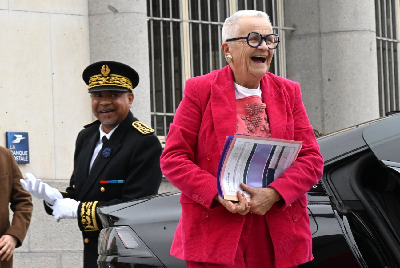 La Ministre Françoise Gatel hilare à son arrivée au Creusot… On vous ...